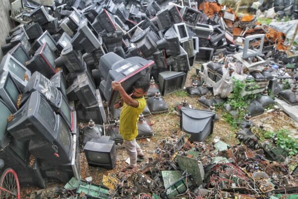 E-Waste Problem and How Technology Can Help - Wokegenics